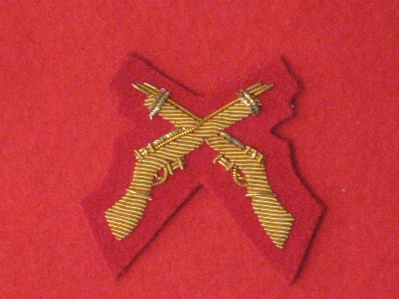 MESS DRESS CROSSED RIFLES GOLD ON SCARLET RED BADGE - Hill Military Medals